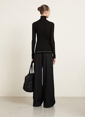 Moncler - ekskluzywna odzież outdoorowa i nowoczesny styl